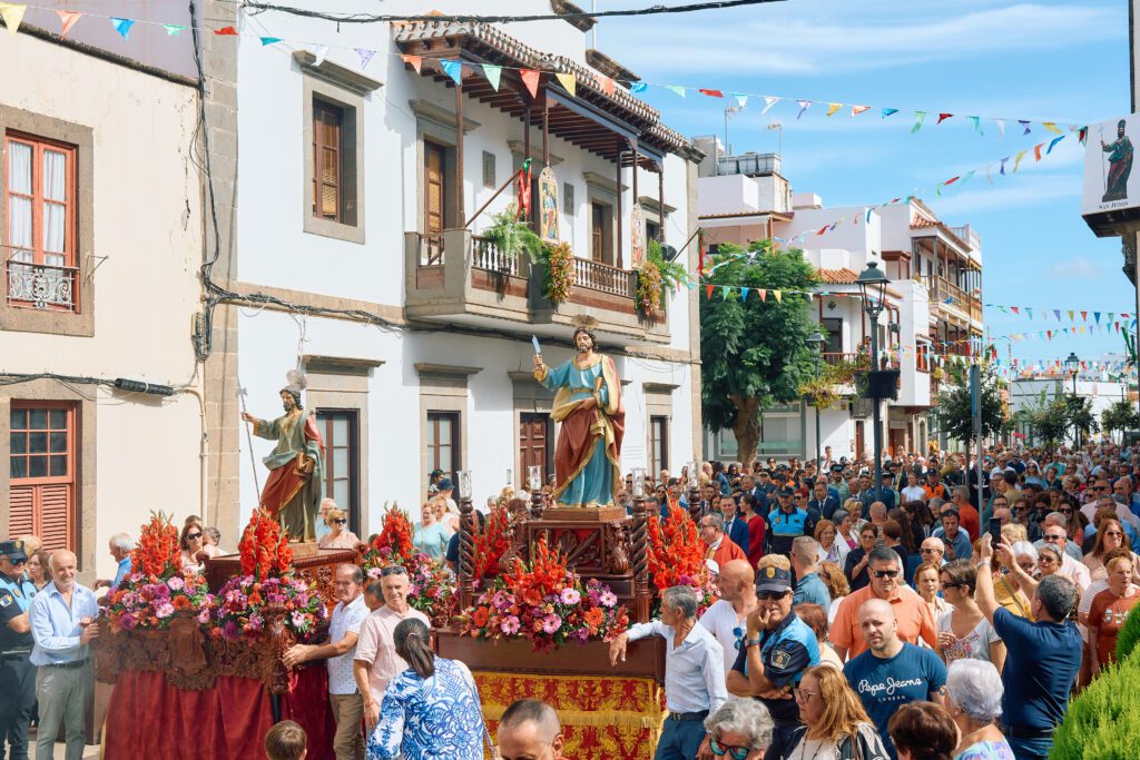 Histórica procesión en la Villa de Moya con San Judas Tadeo y San ...